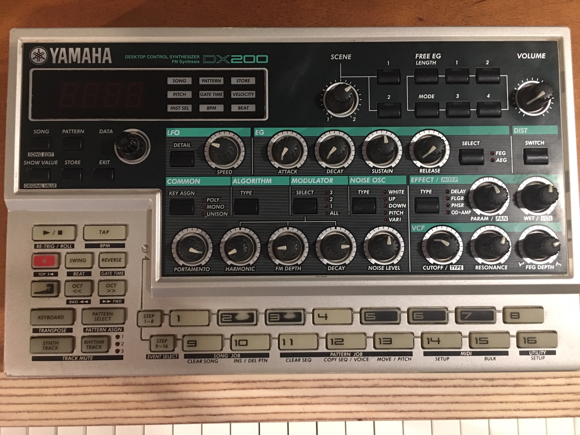 DX200 - Yamaha DX200 - Audiofanzine