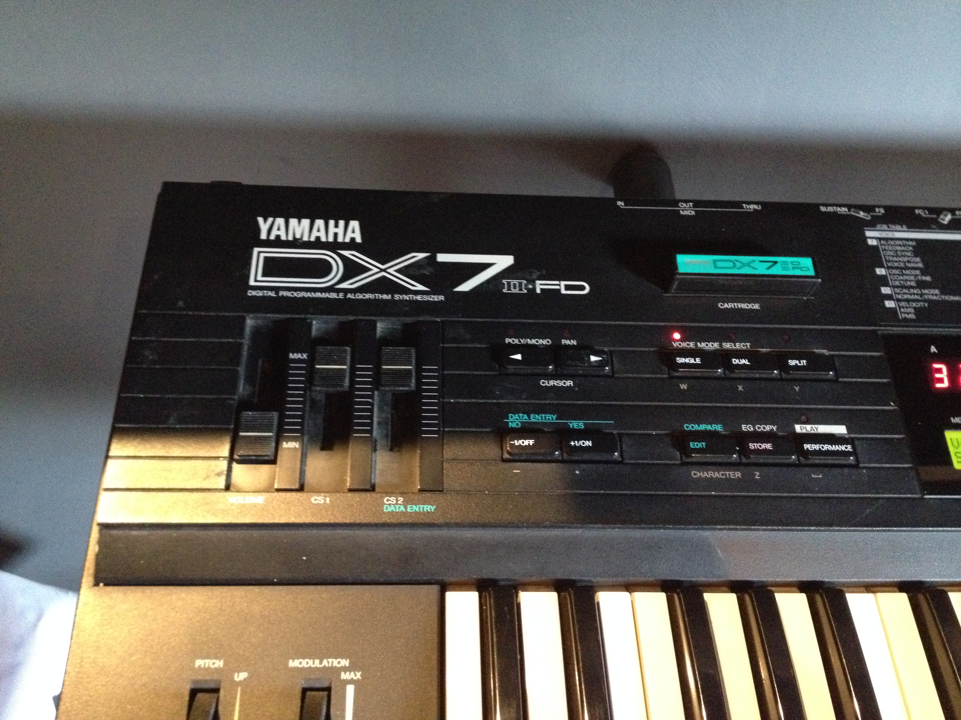 Photo Yamaha DX7 IIFD : Yamaha DX7 IIFD (75684) (#835459) - Audiofanzine