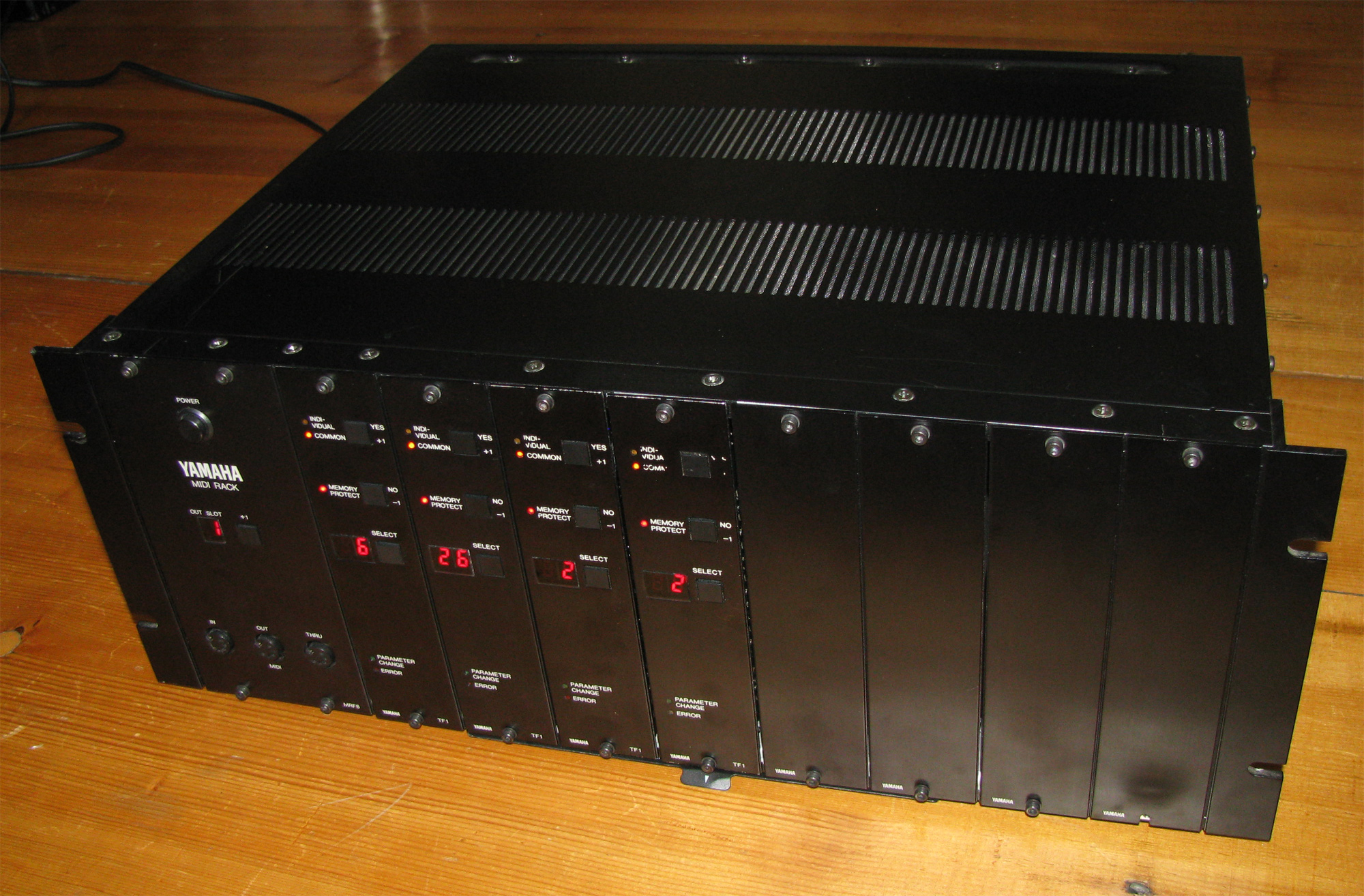 Yamaha TX816 image (#288753) - Audiofanzine